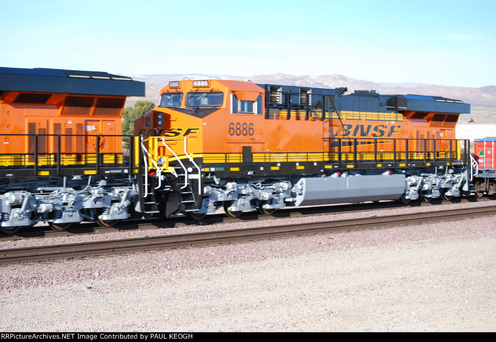 BNSF 6886 brings up the Rear of the S LPC-LAC with the Four Newest ES44C4's on the BNSF Transcon.
